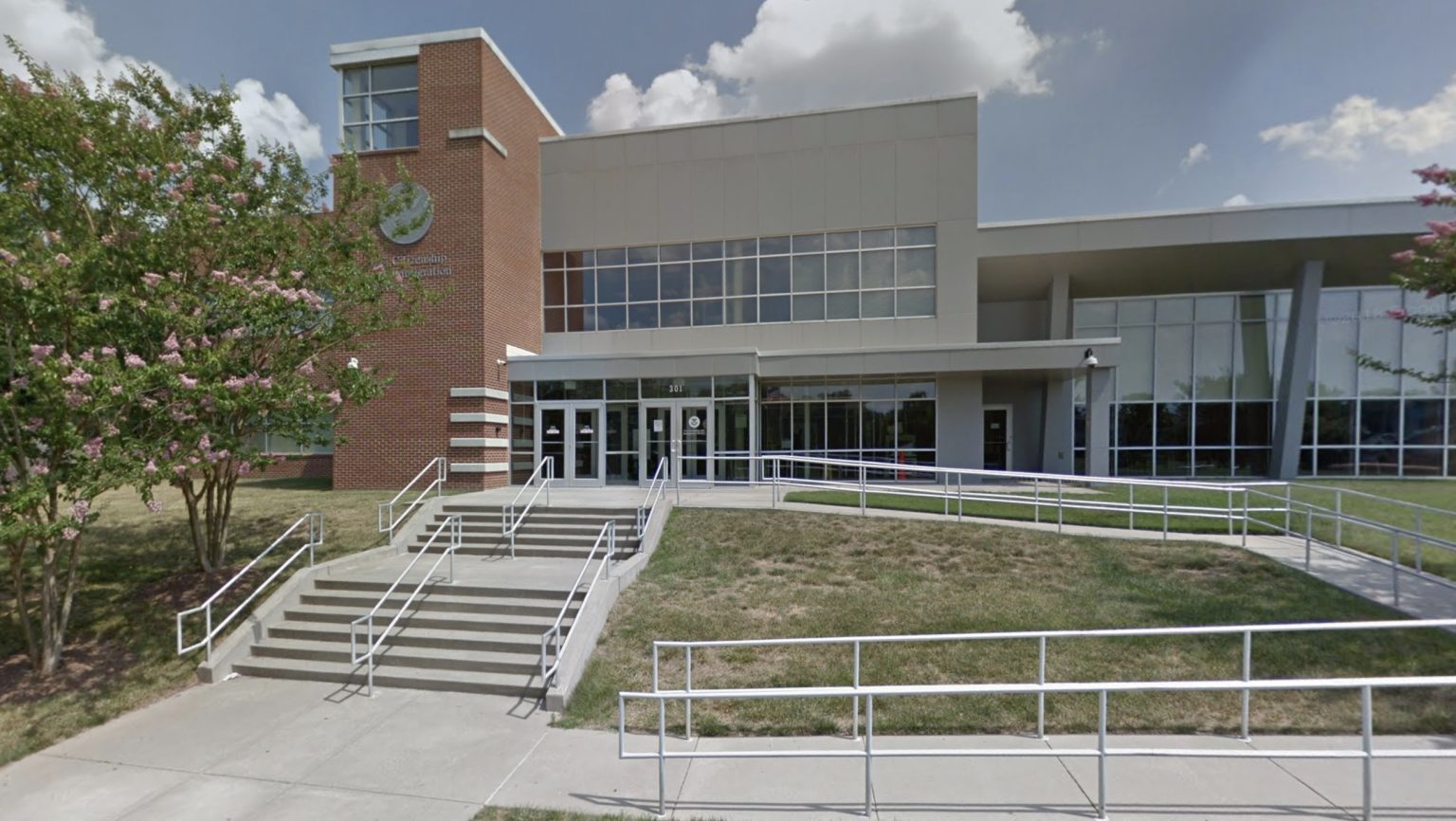 Arrestan a dos personas en la oficina de USCIS en Durham | Qué Pasa
