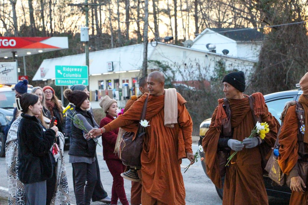 Monjes budistas dejan Charlotte y se dirigen a Concord | Qué Pasa
