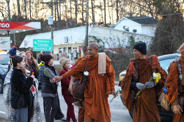Monjes budistas dejan Charlotte y se dirigen a Concord | Qué Pasa