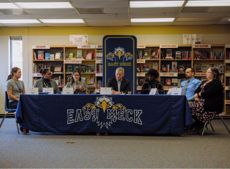 Gobernador resalta beneficios de prohibir celulares en escuelas | Qué Pasa