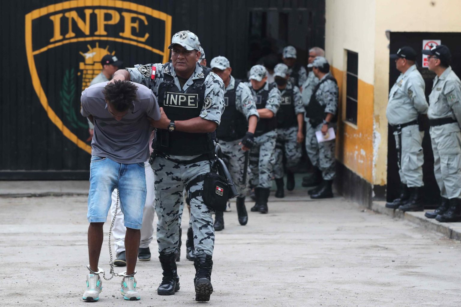 Perú traslada a 100 presos de "alta peligrosidad" a remota cárcel en ...