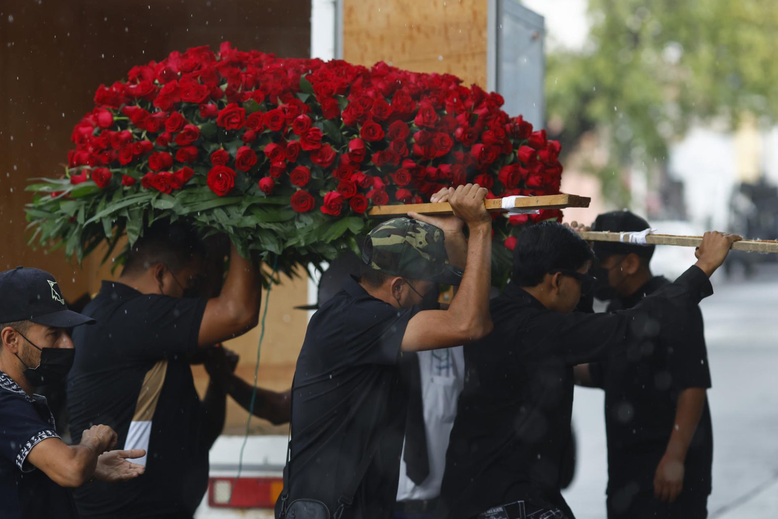 El cuerpo de El Mencho, líder del CJNG, es trasladado a cementerio en ...
